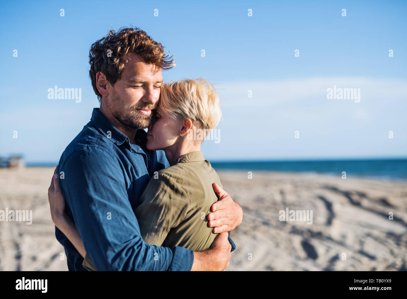 Man woman hugging outside hi-res stock photography and images - Alamy