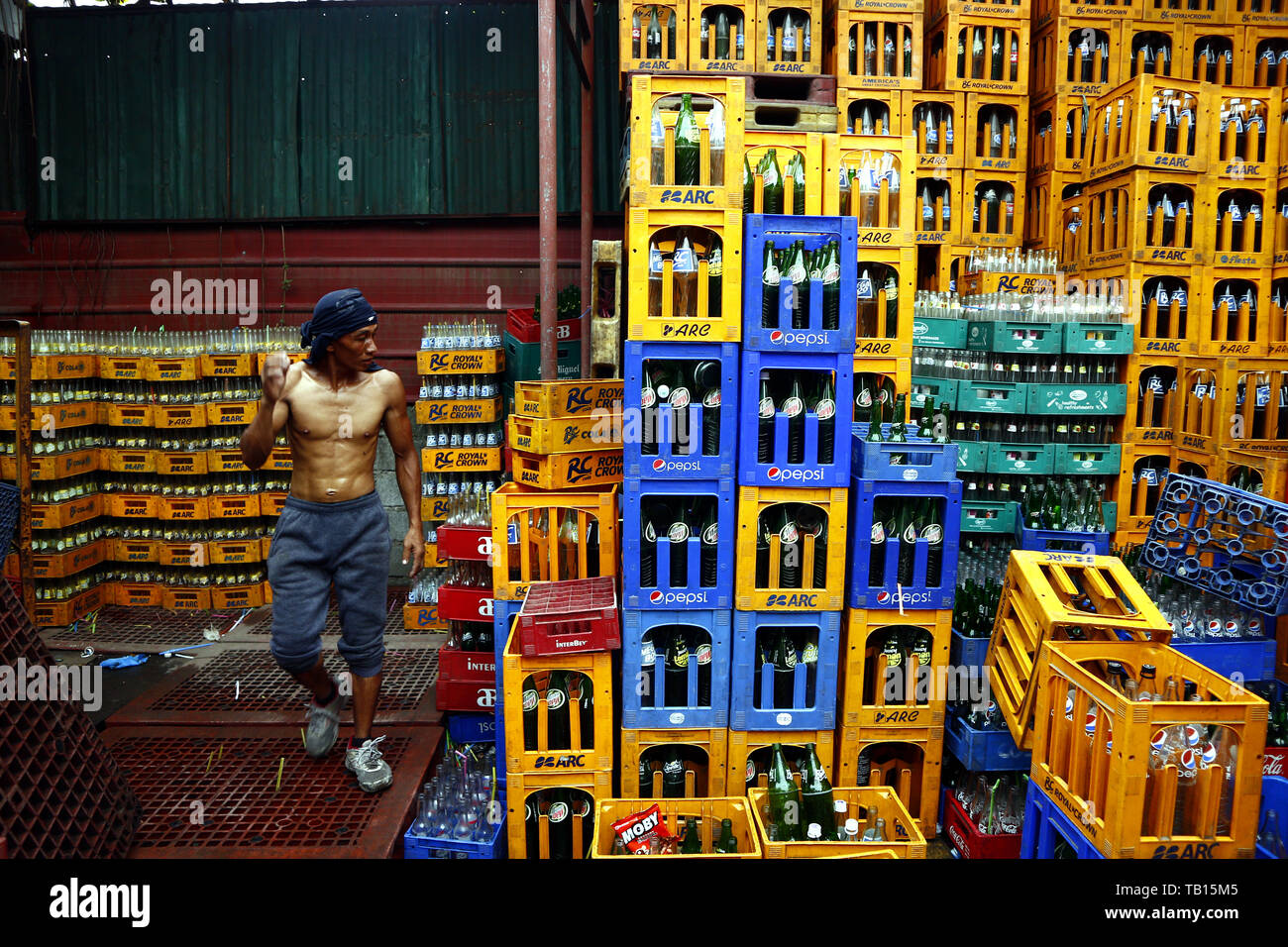 Empty soft drink bottles cases hi-res stock photography and images - Alamy