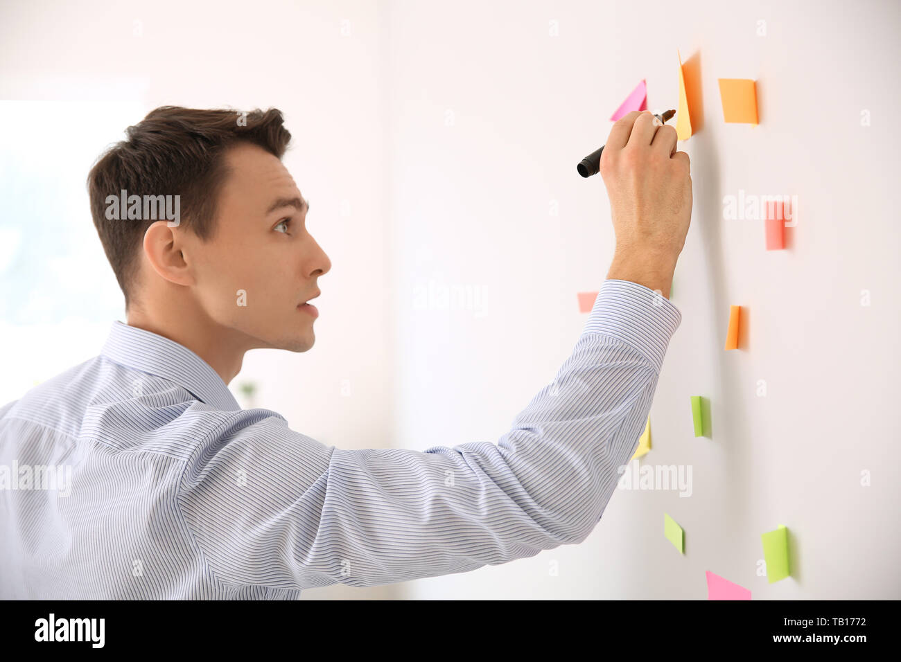Man writing on sticky notes hi-res stock photography and images - Alamy