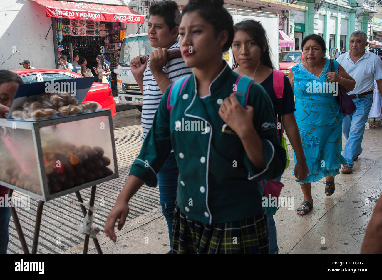 Mexican women work hi-res stock photography and images - Alamy