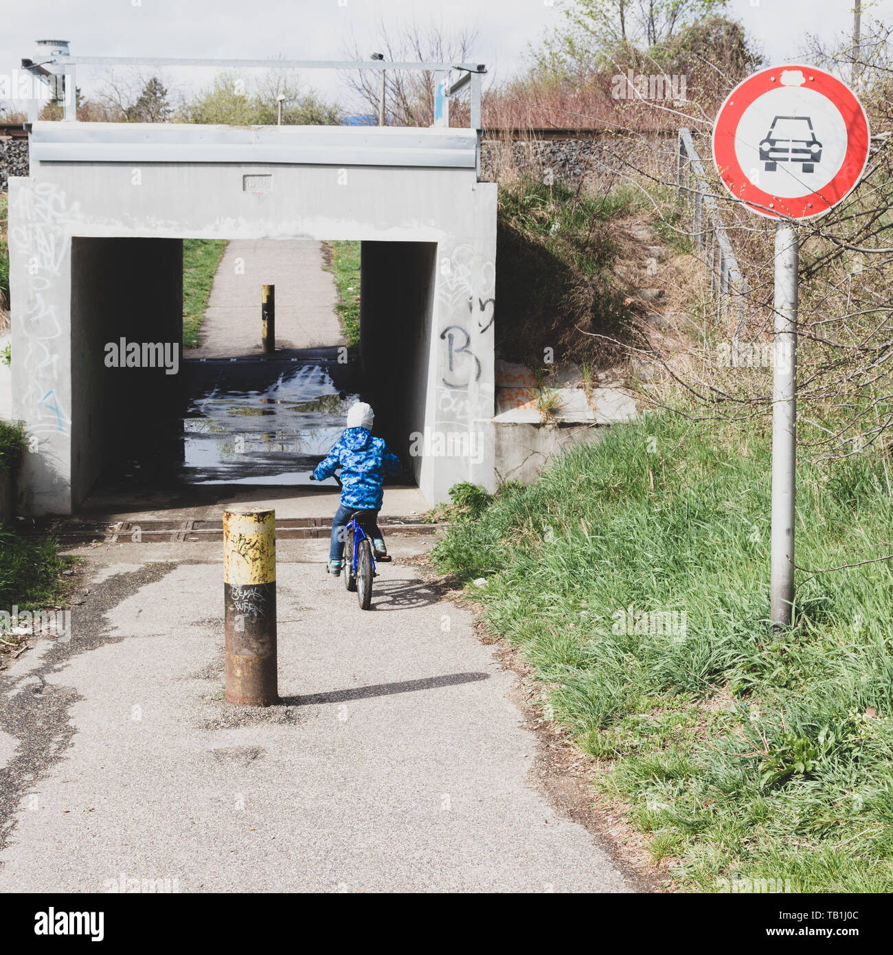 Underpass sign hi-res stock photography and images - Alamy