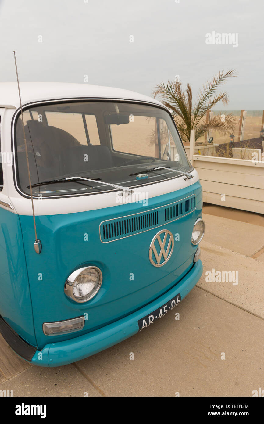 Iconic volkswagen minivan hippie hi-res stock photography and images ...