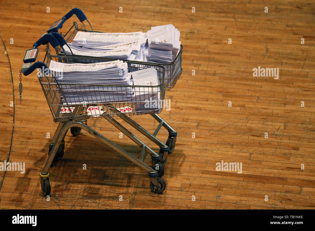 Shopping trolleys count centre hi-res stock photography and images - Alamy