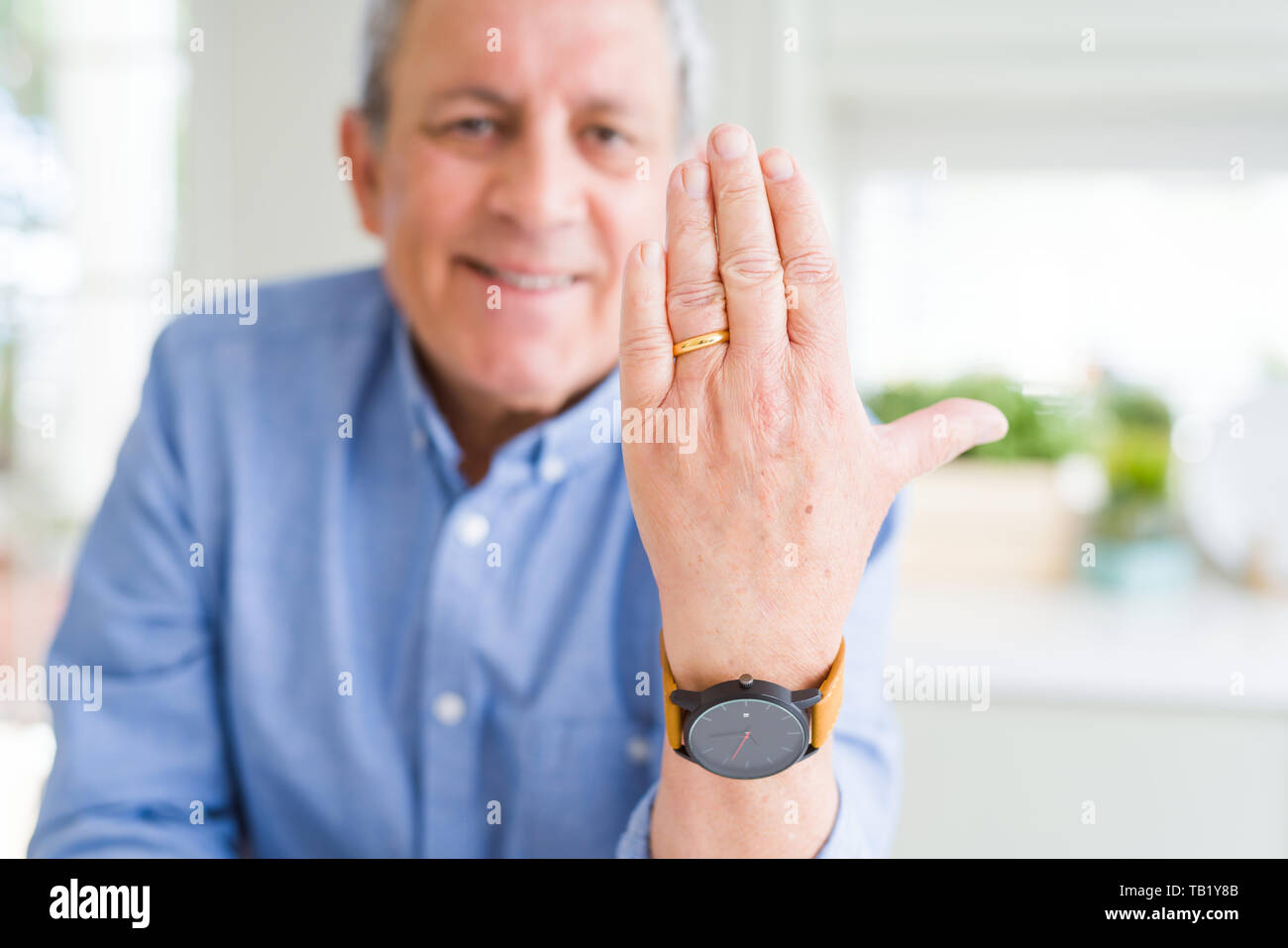 Senior couple showing wedding hi-res stock photography and images - Alamy