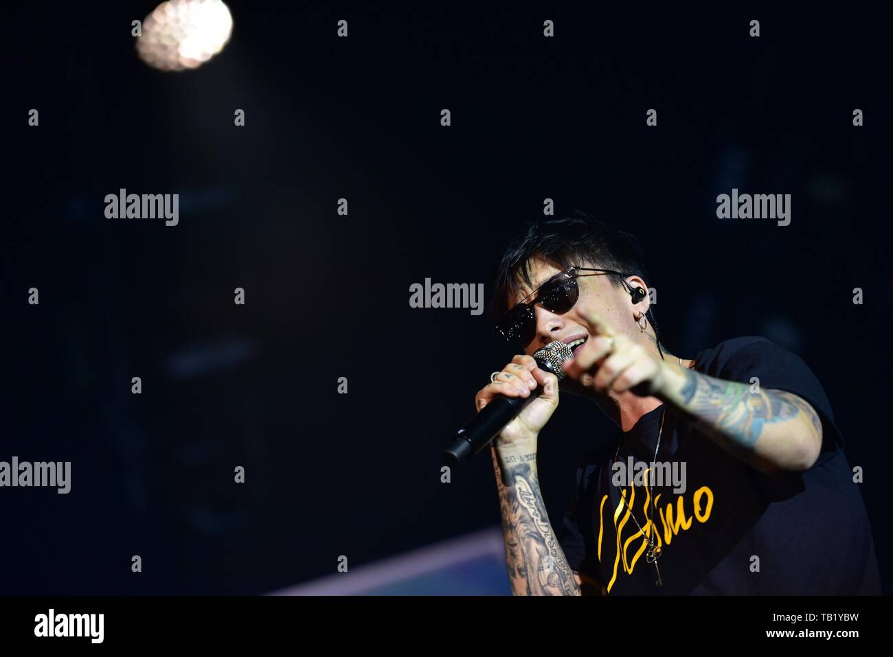 Ultimo, pseudonym of Niccolò Moriconi performs live with his "Colpa ...