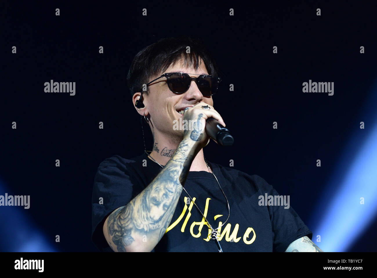 Ultimo, pseudonym of Niccolò Moriconi performs live with his "Colpa ...