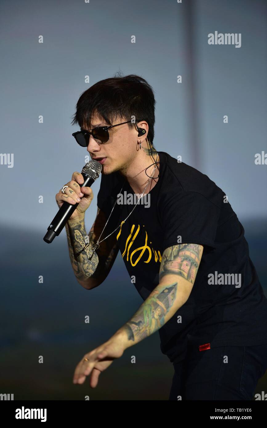Ultimo, pseudonym of Niccolò Moriconi performs live with his "Colpa ...