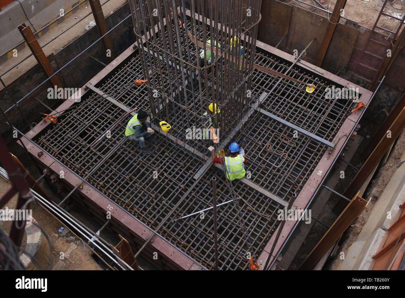 Dhaka, Bangladesh. 29th May, 2019. Laborers work on a Metrorail project ...