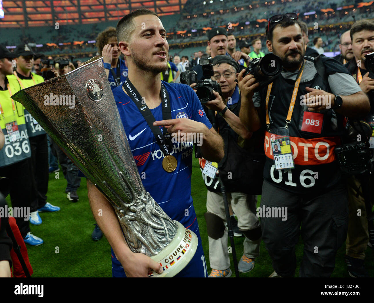 Eden hazard chelsea trophy europa hi-res stock photography and images ...