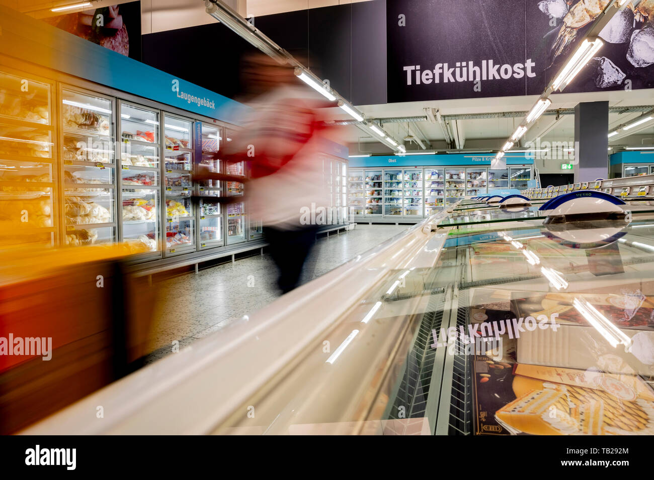 Frozen food department hi-res stock photography and images - Alamy