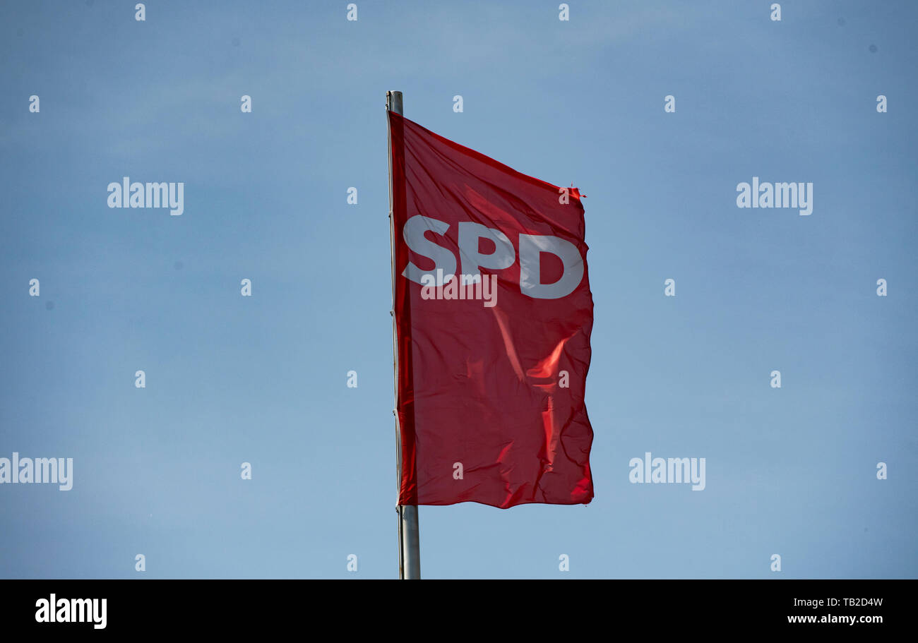 Berlin, Germany. 30th May, 2019. The flag of the SPD is blowing in the ...