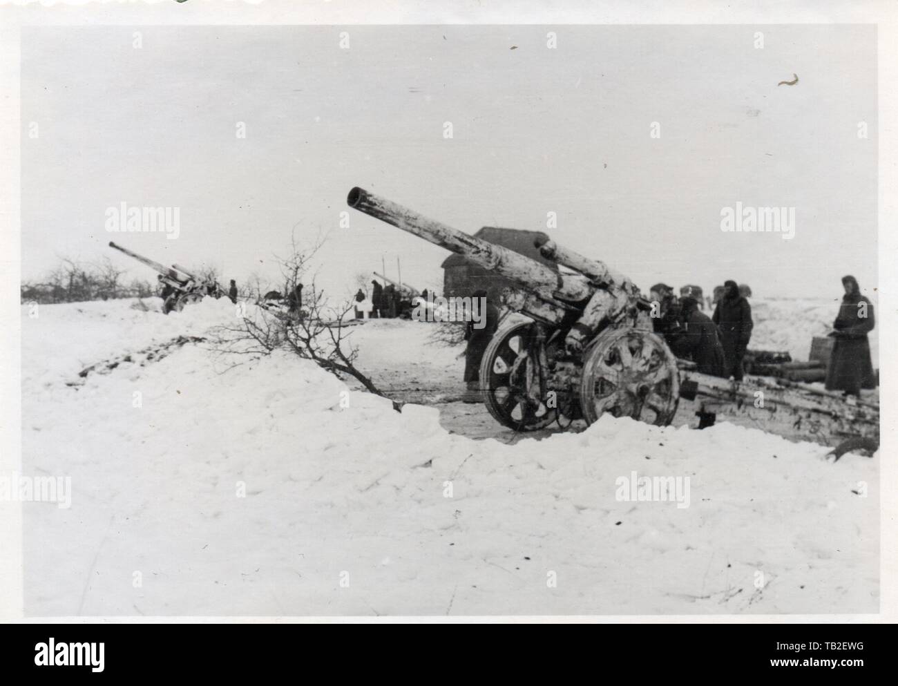 German soldiers prepare Heavy Artillery in the snow on the Russian ...