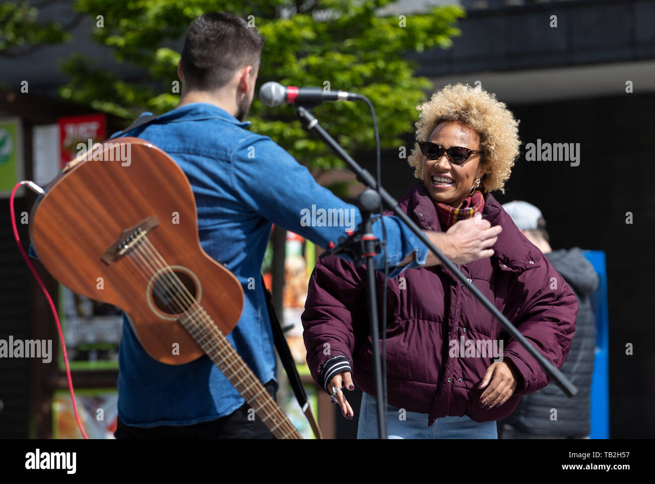 Singer-songwriter Emeli Sande with busking musician Finn Henderson ...