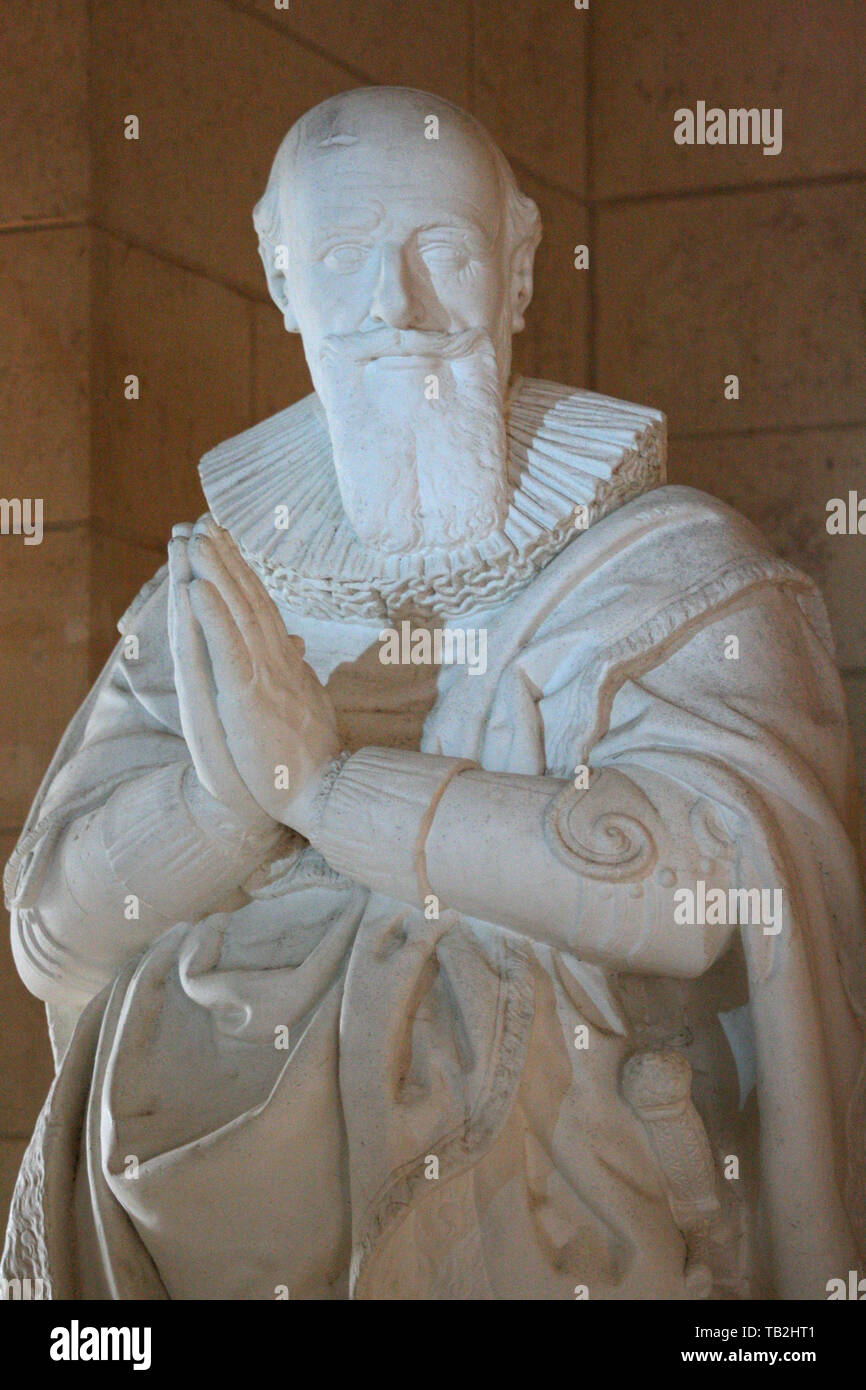 statue of sully in a castle in sully-sur-loire (france Stock Photo - Alamy