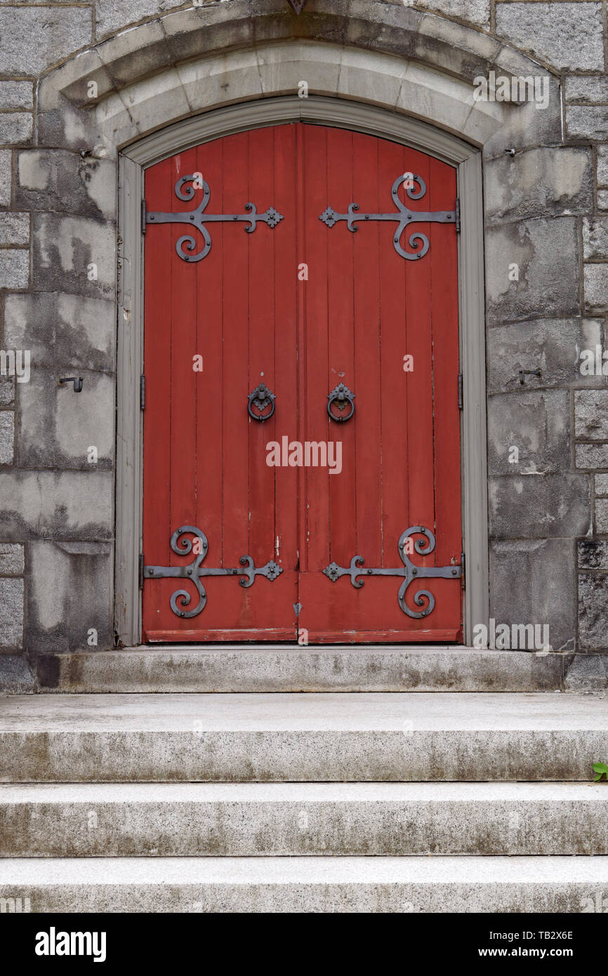 Red doors church hi-res stock photography and images - Alamy