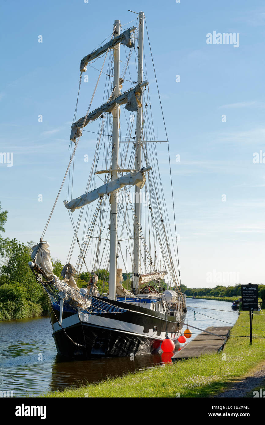 Twin masted sail boat hi-res stock photography and images - Alamy