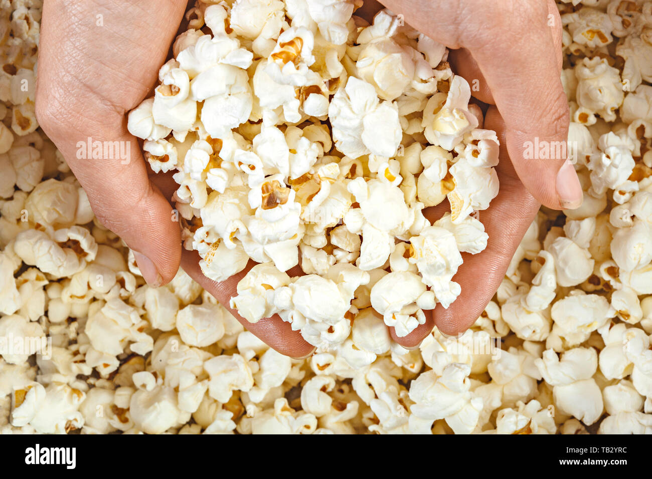 Hand palm popcorn hi-res stock photography and images - Alamy