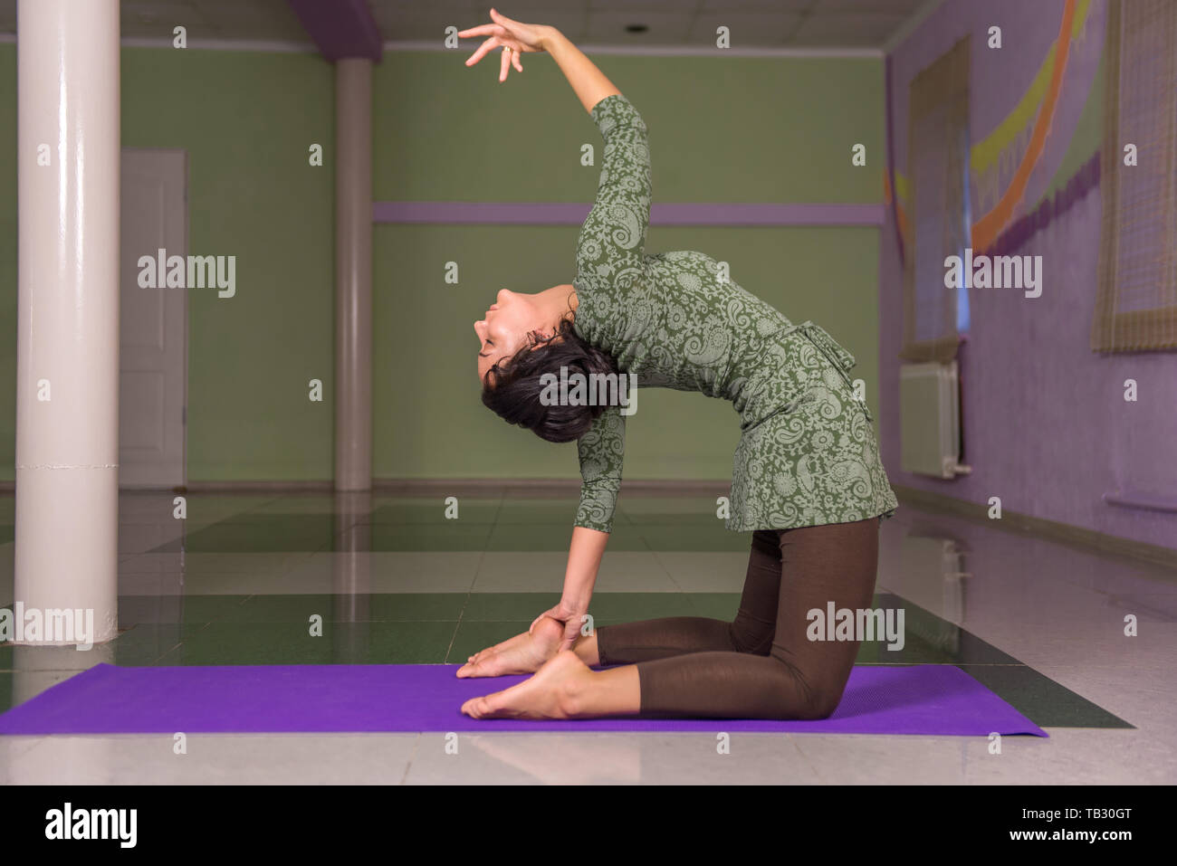 Yoga trainee presents yoga exercises Stock Photo - Alamy