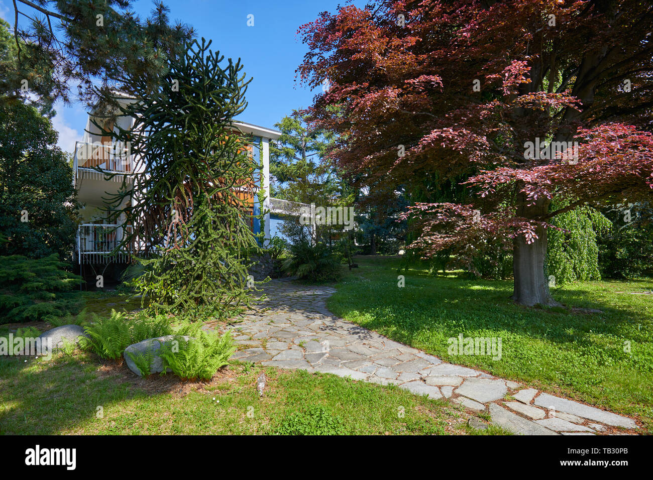 Garden red hi-res stock photography and images - Alamy