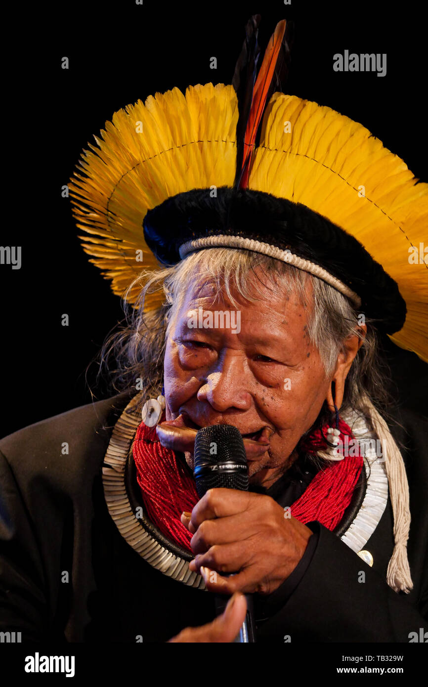 Brazil's indigenous chief Raoni Metuktire delivers speech in Lyon ...