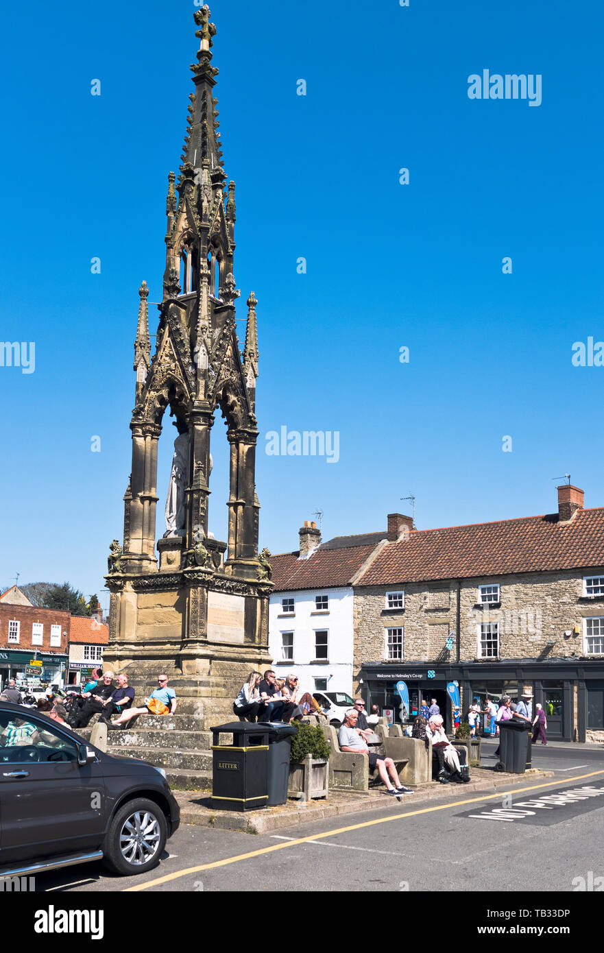 dh Market place HELMSLEY NORTH YORKSHIRE People relaxing by Lord ...