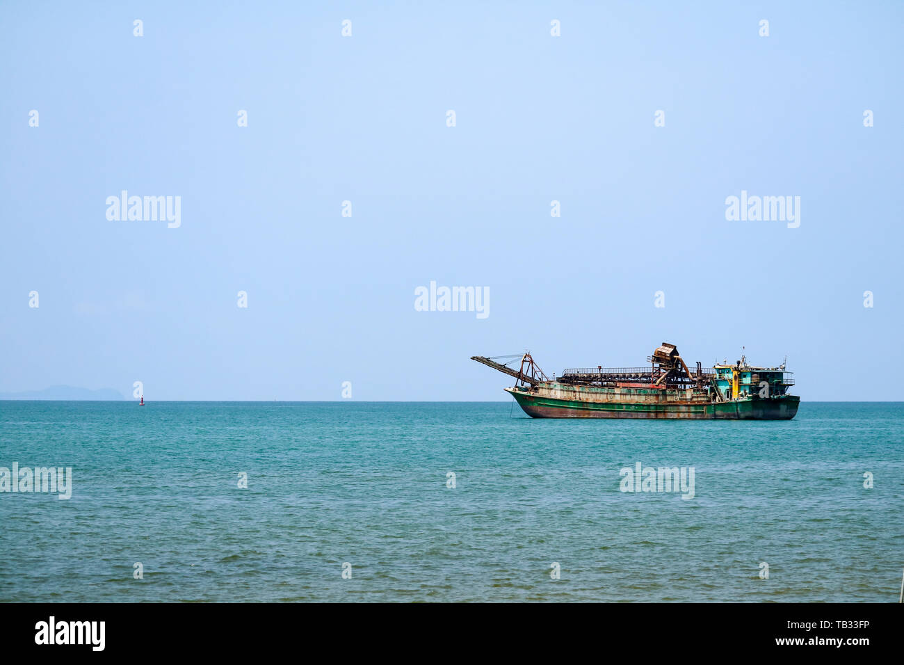Sand drifting boats floating on horizo line in the sea Stock Photo - Alamy