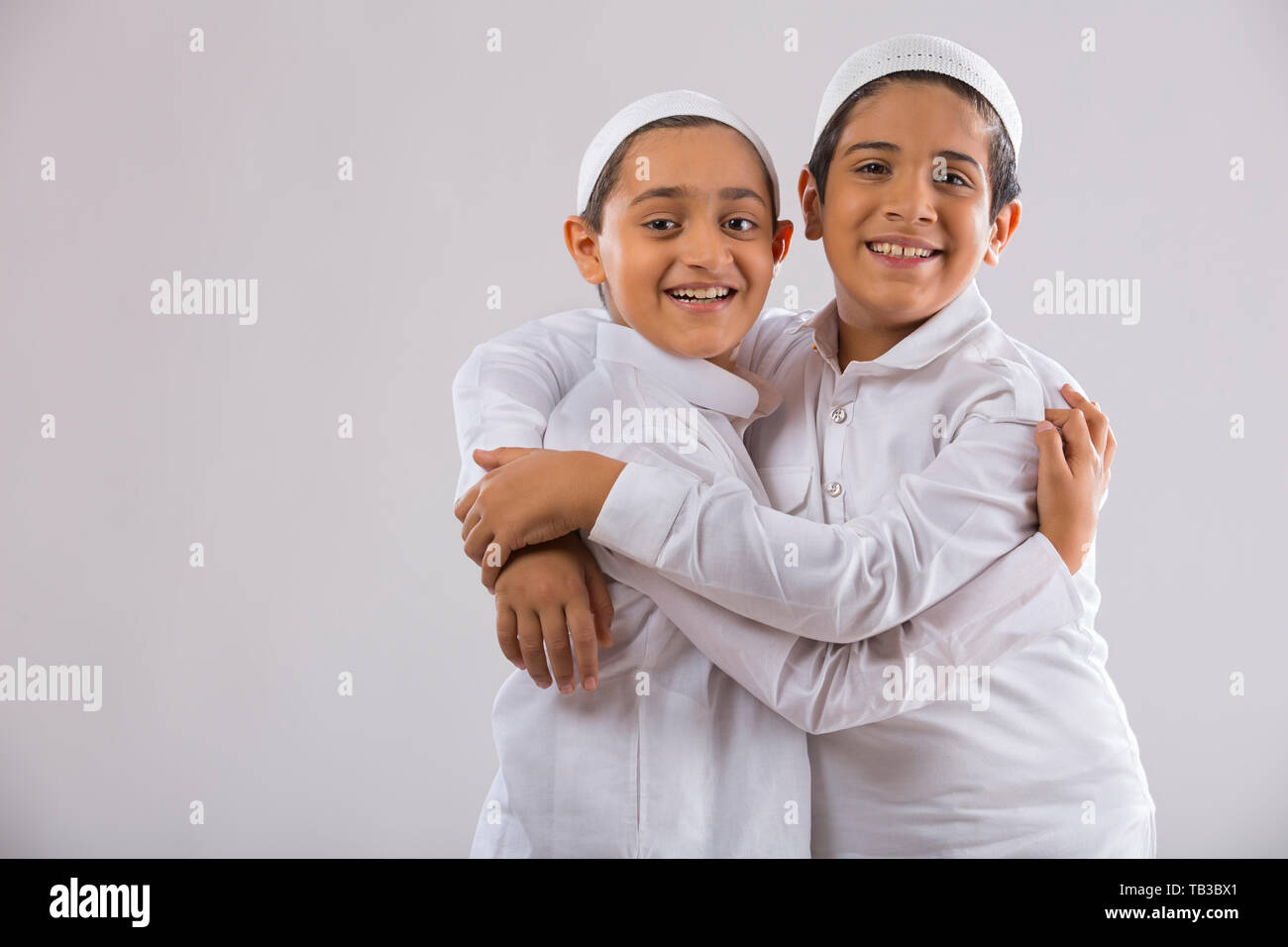 Muslim hugging hi-res stock photography and images - Alamy