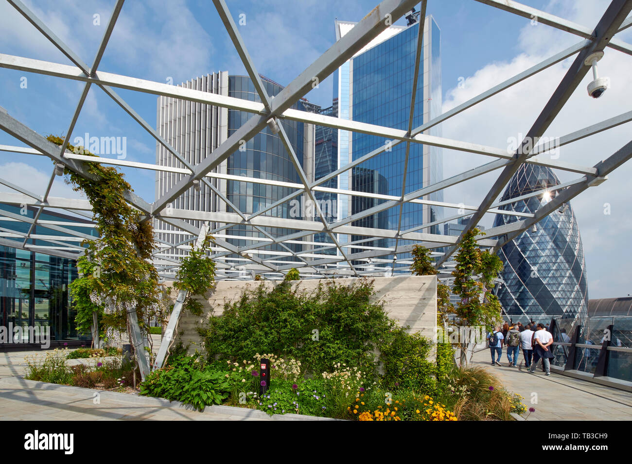 LONDON FEN COURT GARDEN AT 120 TOURISTS AND EXTENSIVE COLOURFUL FLOWER ...