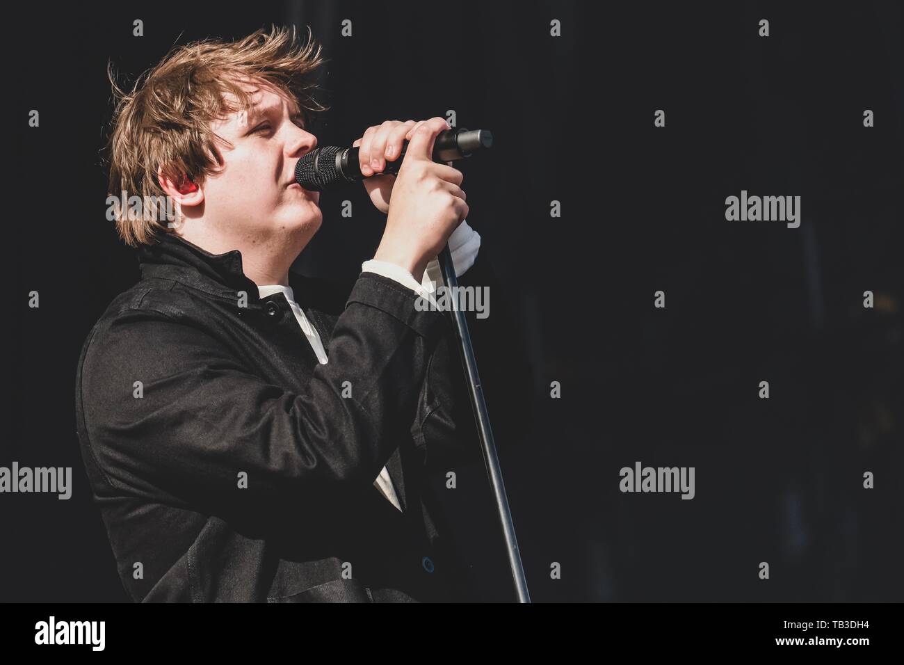 Lewis capaldi on stage hi-res stock photography and images - Alamy