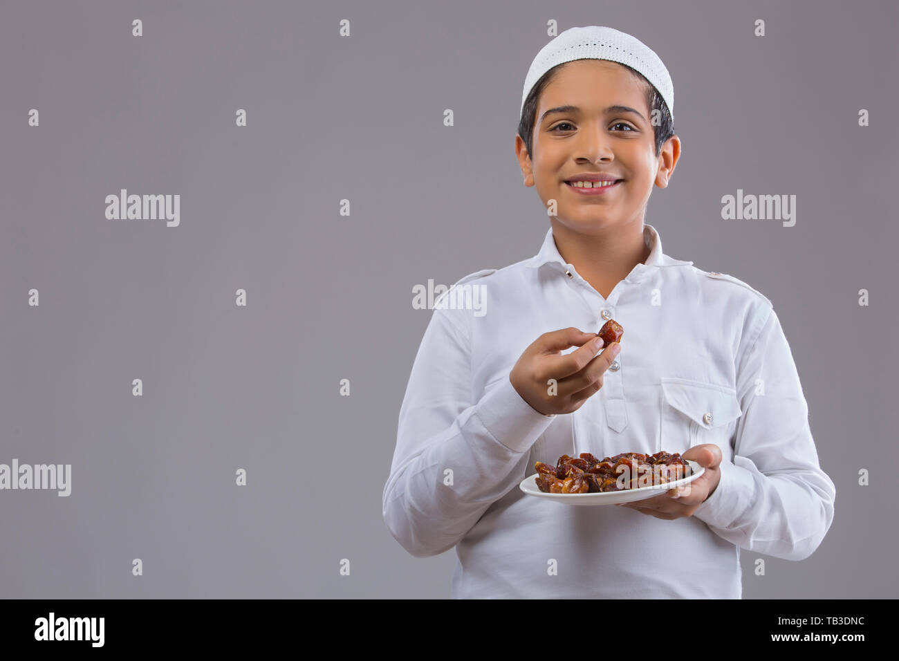 Muslim boy eating hi-res stock photography and images - Alamy