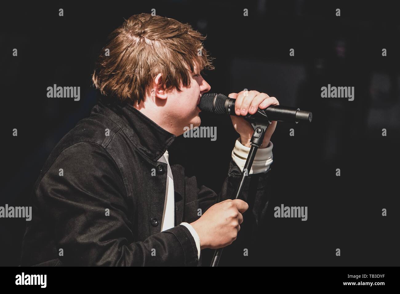 Lewis capaldi on stage hi-res stock photography and images - Alamy