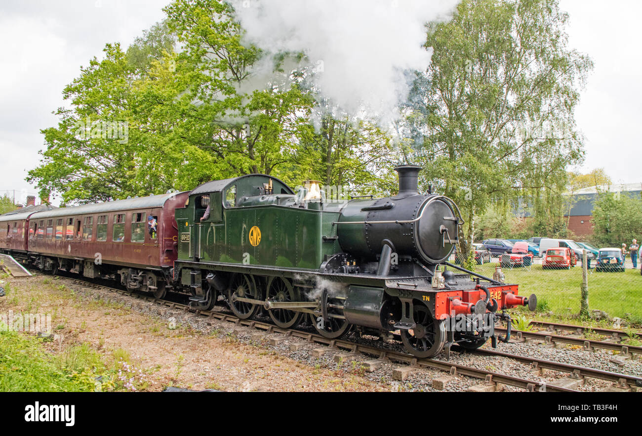 A steam train leavingvi Market Bosworth on the Battlefield Line Railway ...