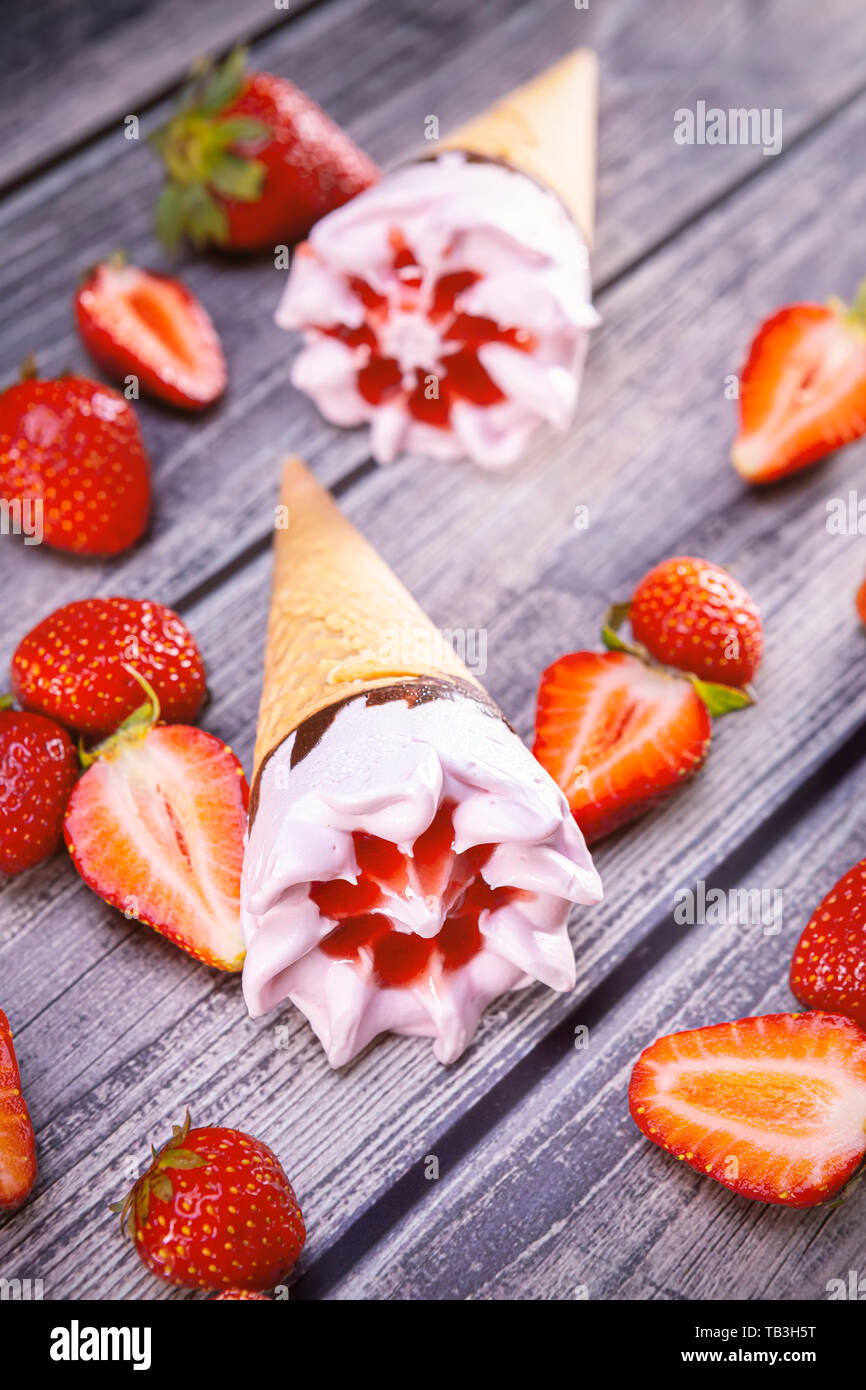 Vintage ice cream cone hi-res stock photography and images - Alamy