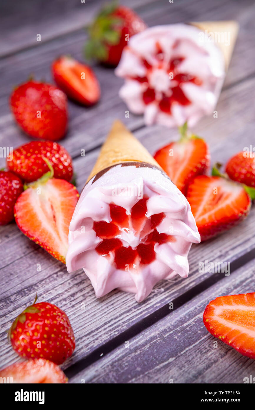 Vintage ice cream cone hi-res stock photography and images - Alamy