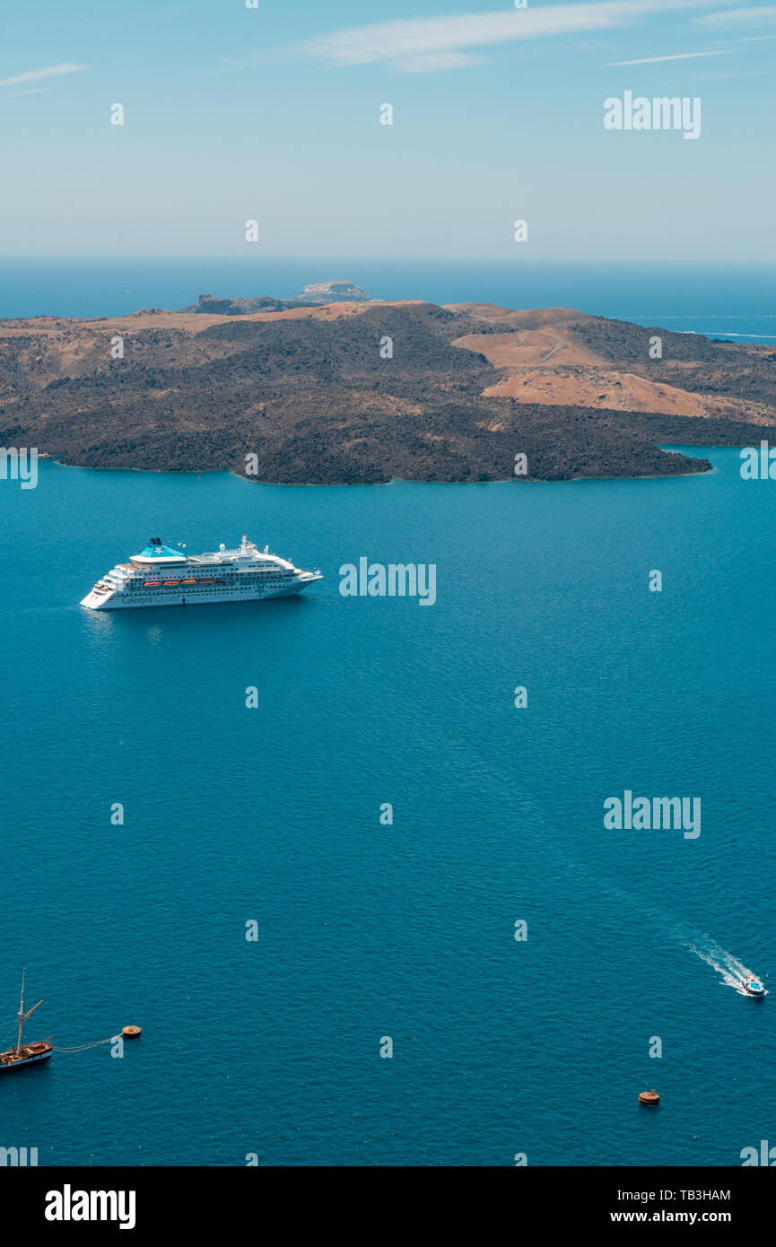 Santorini, Greece. Picturesq view of traditional cycladic Santorini ...