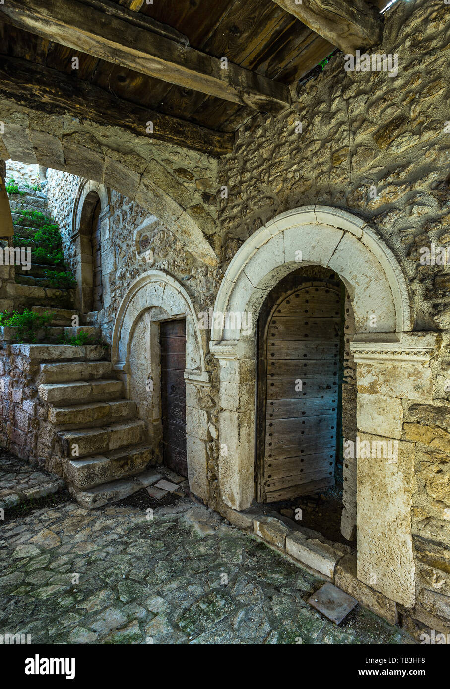 Medieval castle doors hi-res stock photography and images - Alamy