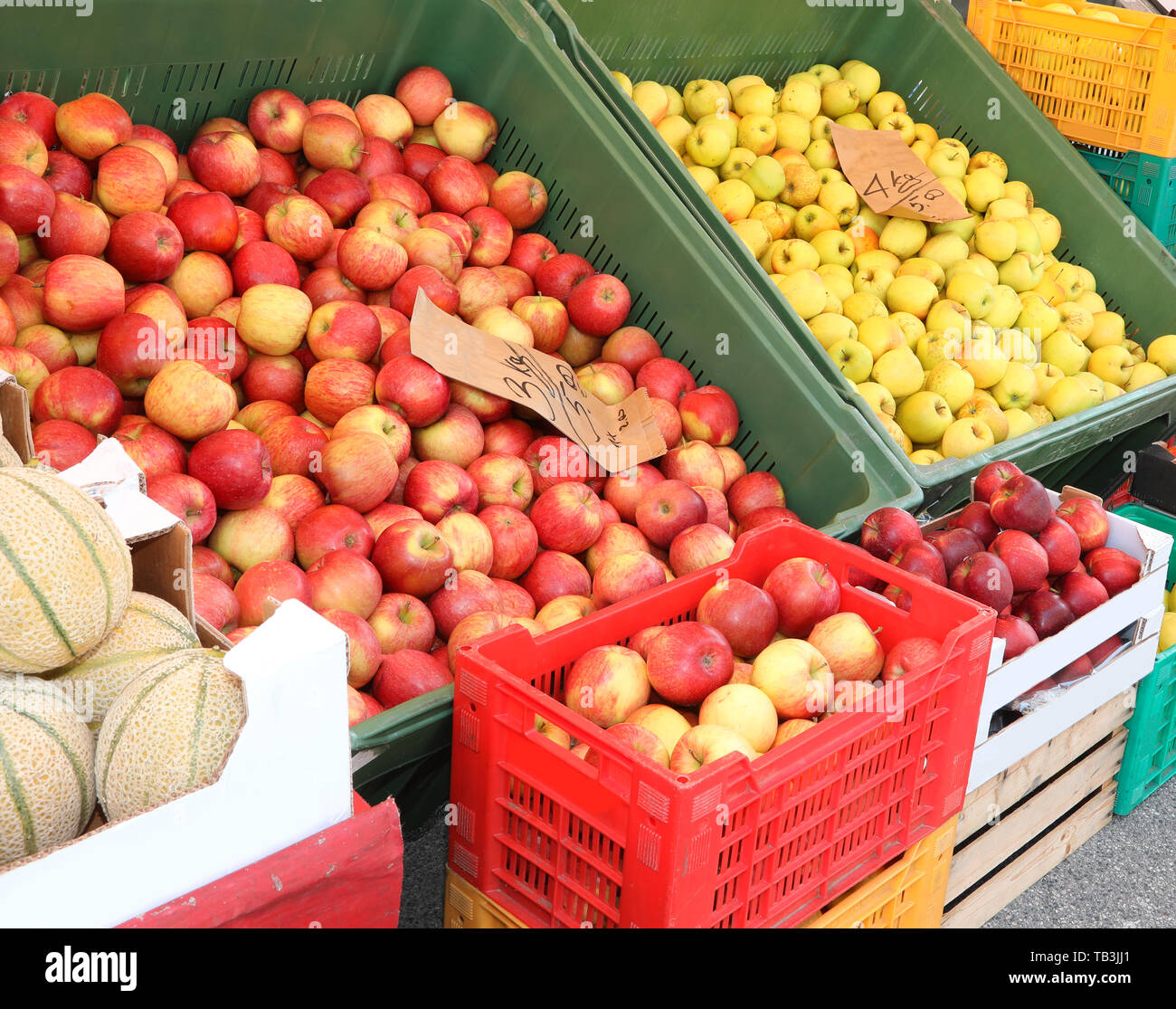 Selling apple wholesale hi-res stock photography and images - Alamy