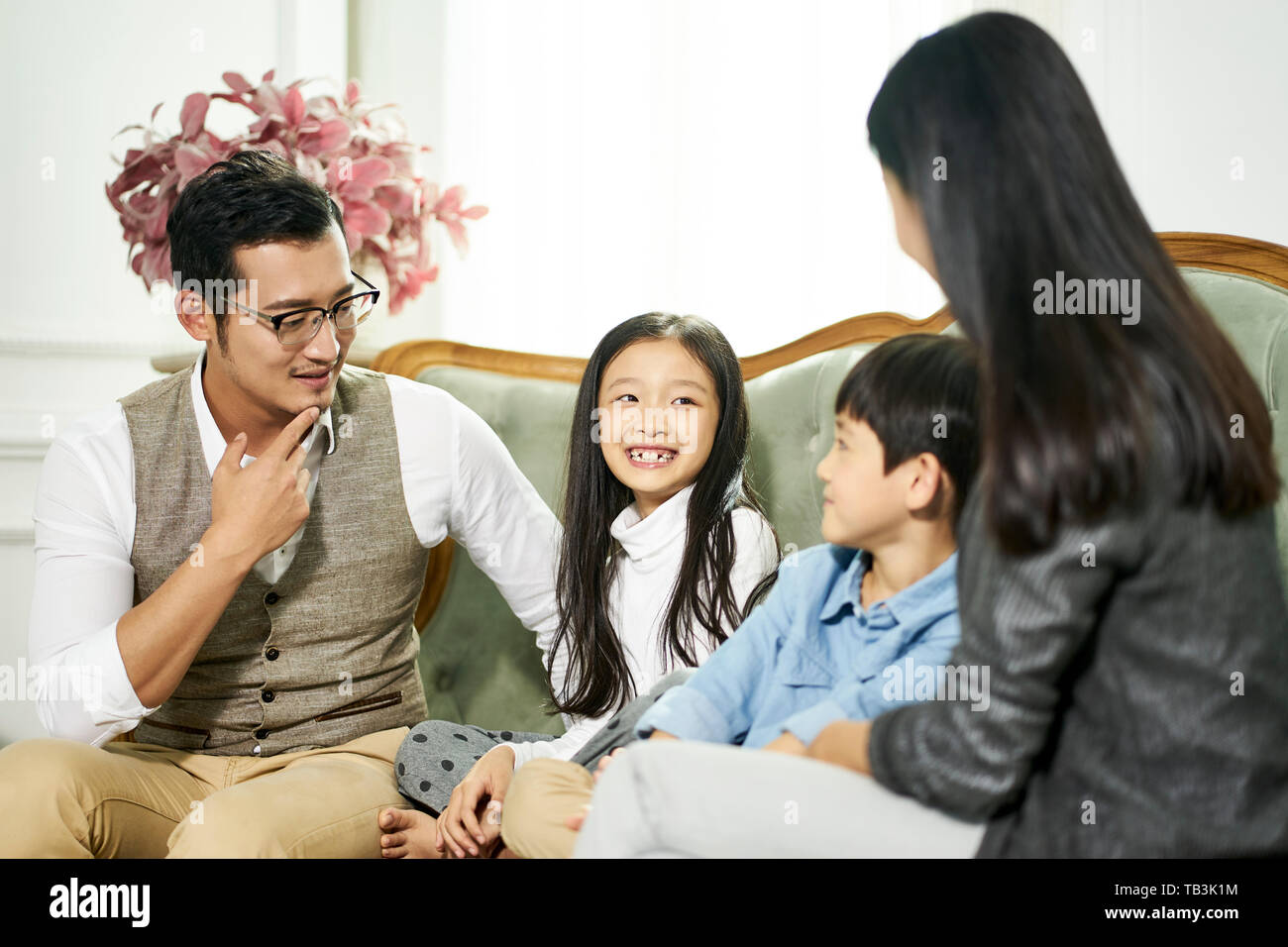 Family discussion living room hi-res stock photography and images - Alamy