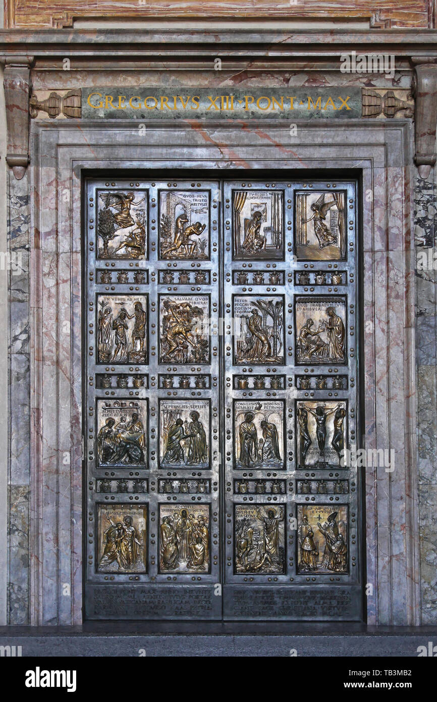 Double door cathedral hi-res stock photography and images - Alamy