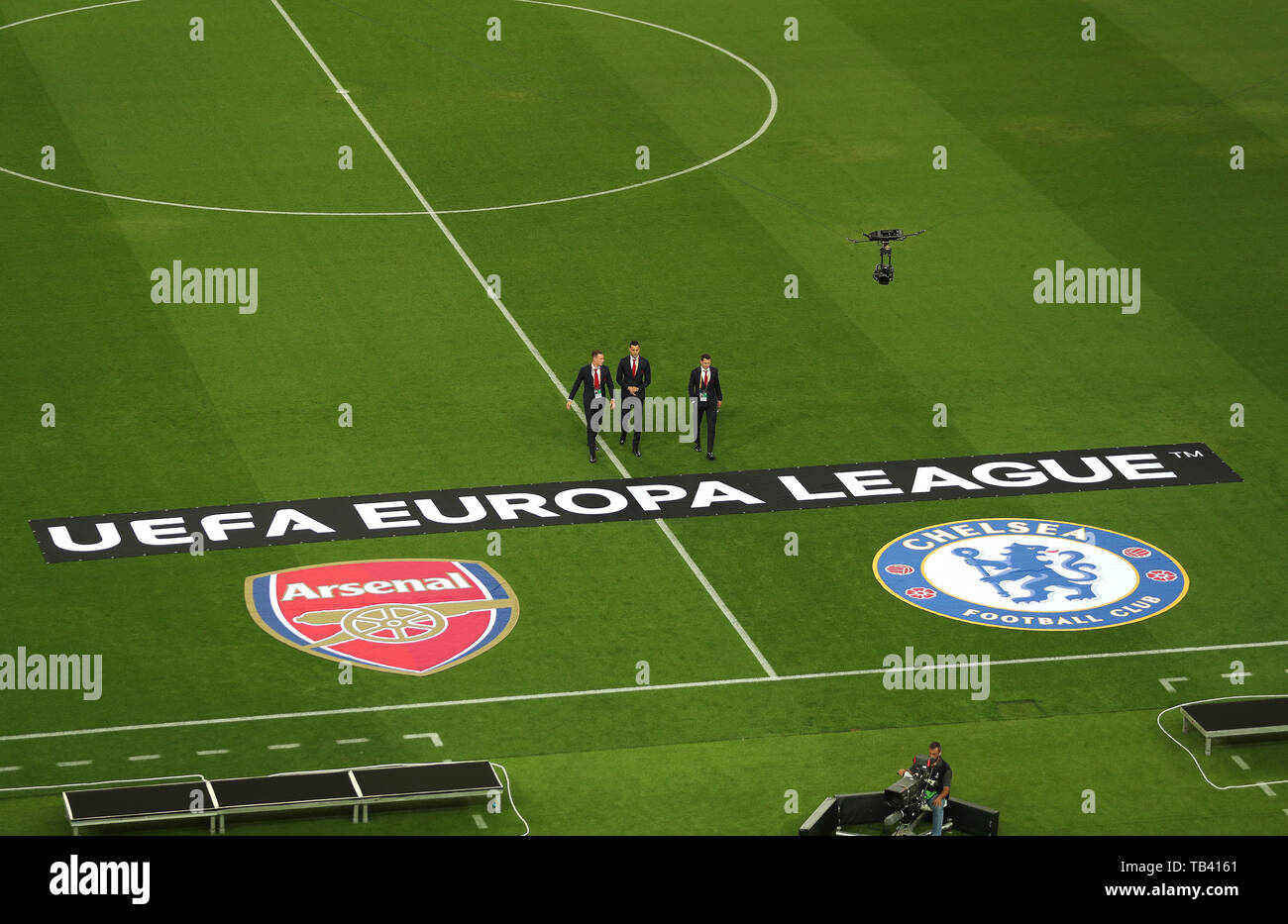 Arsenal players inspect the pitch ahead of the match during the UEFA ...