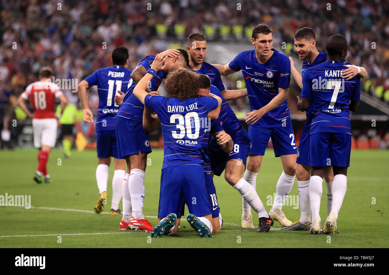 Chelsea players celebrate their first goal scored by Olivier Giroud ...