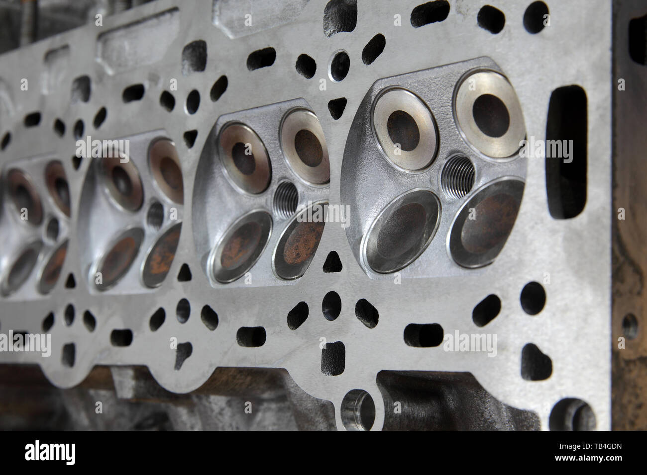 Aluminum cylinder head hi-res stock photography and images - Alamy