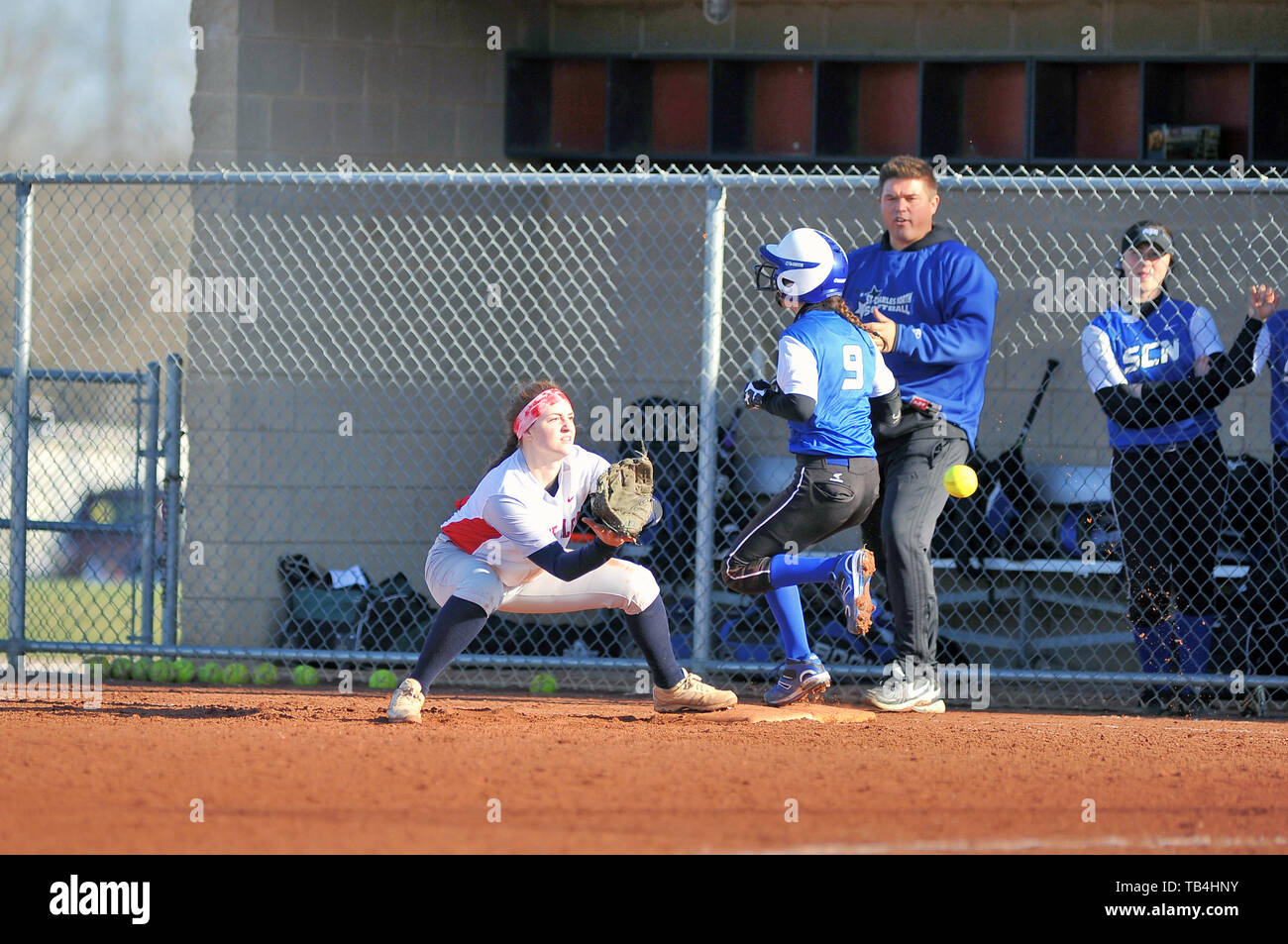 Us high school teens arriving at school hi-res stock photography and ...