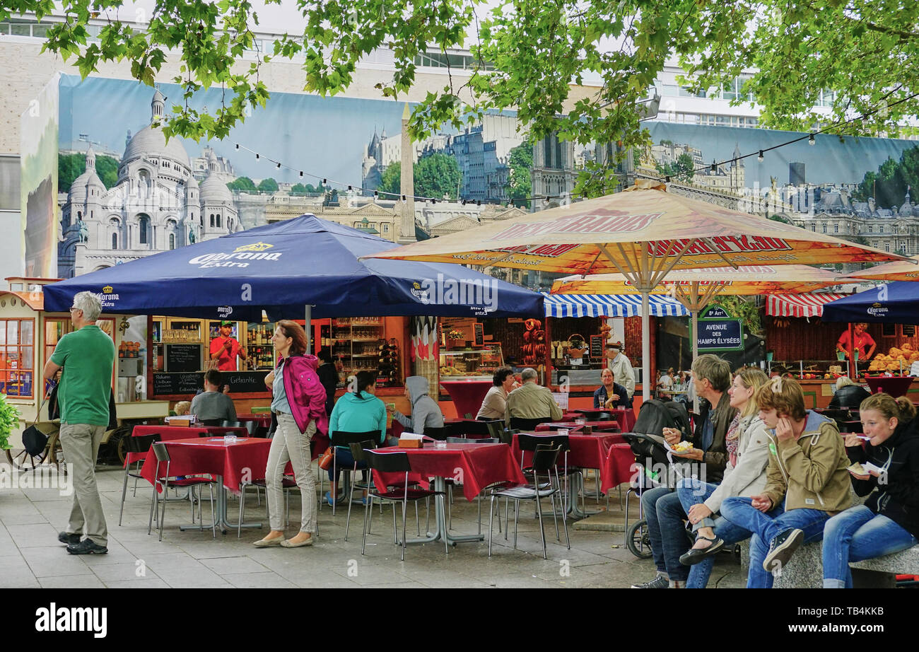 Cafe in berlin hi-res stock photography and images - Alamy