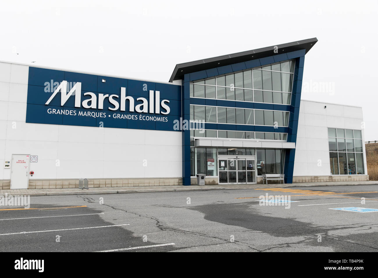 Logo sign outside marshalls hi-res stock photography and images - Alamy