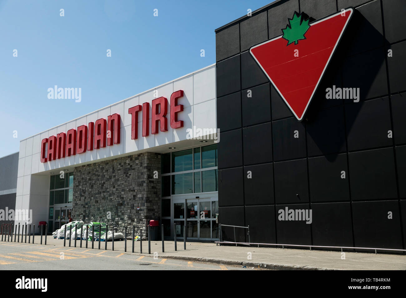 Canadian tire logo hi-res stock photography and images - Alamy