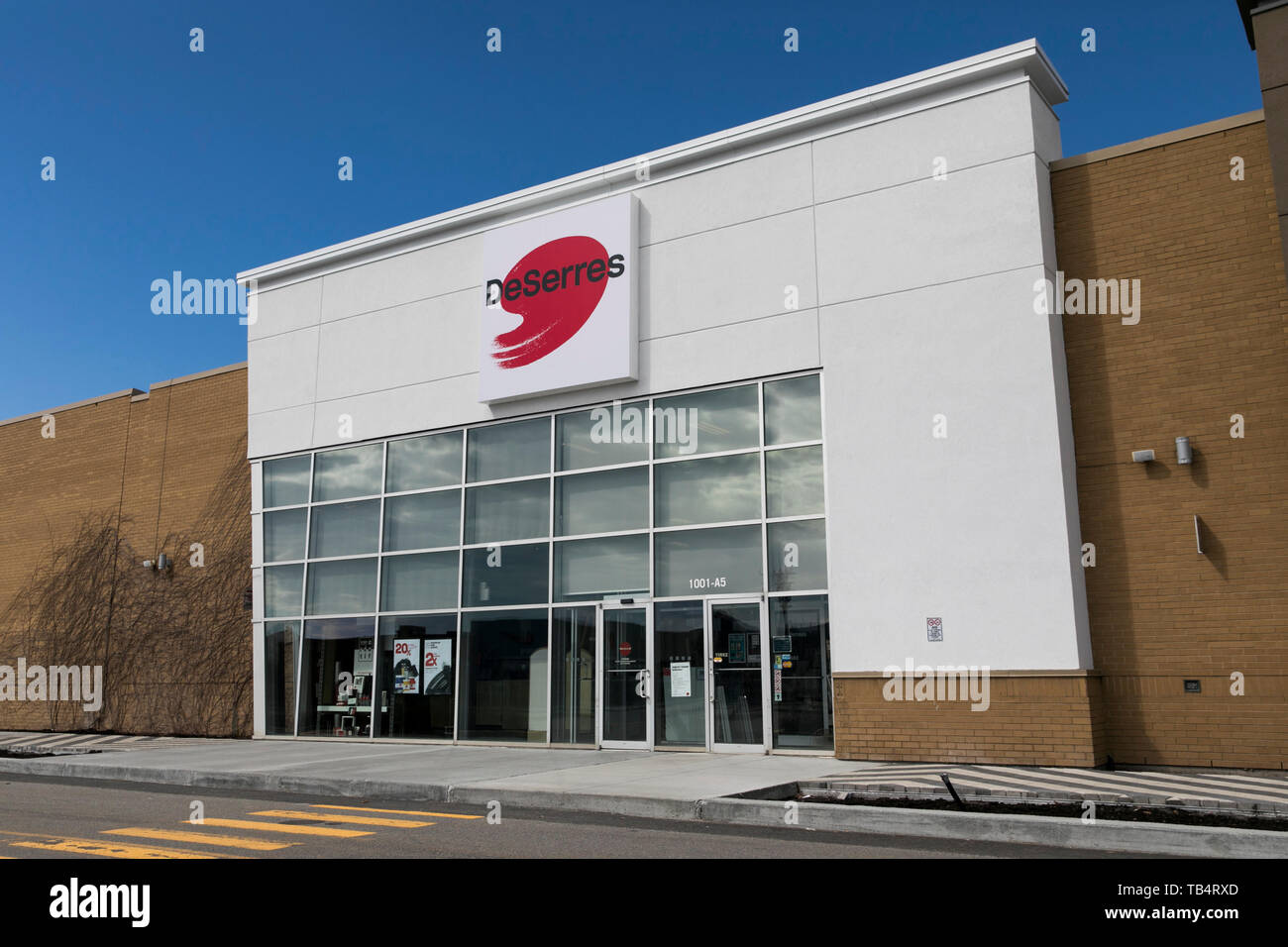 Quebec Storefront High Resolution Stock Photography and Images - Alamy