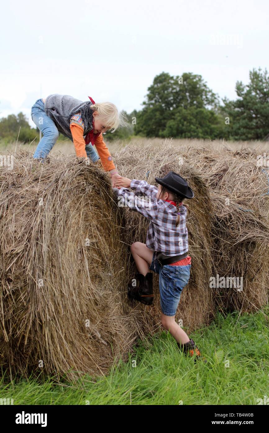 Children playing on hay bales hi-res stock photography and images - Alamy