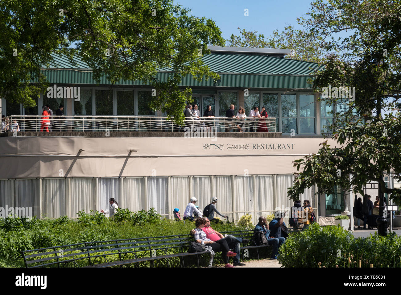 Battery park new york bench hi-res stock photography and images - Alamy