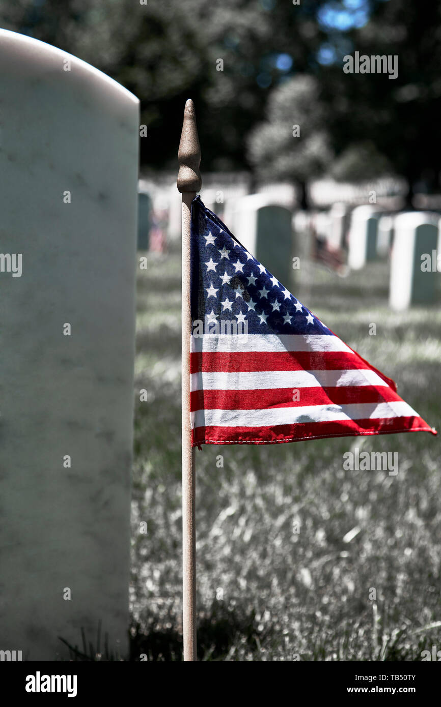 American flag gravesite hi-res stock photography and images - Alamy